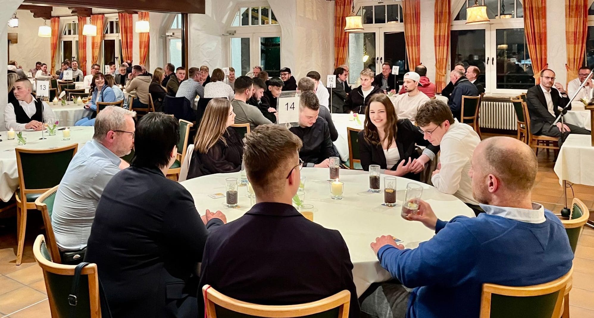 97 Absolventinnen und Absolventen im Kfz-Handwerk feiern erfolgreichen ...