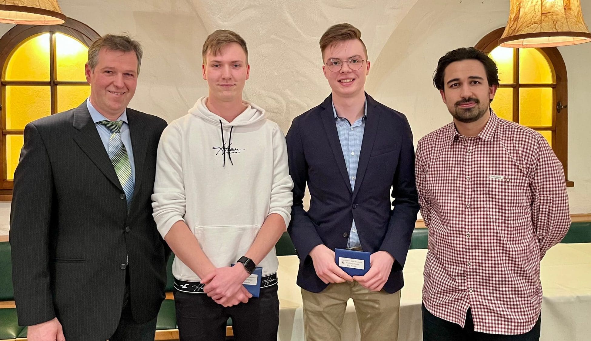 97 Absolventinnen und Absolventen im Kfz-Handwerk feiern erfolgreichen ...